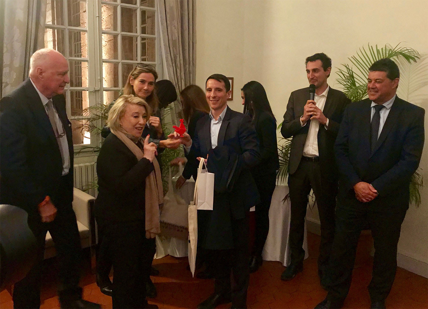 Le Clou de Cézanne remis à Qista par Maryse Joissains Masini — Qista.com